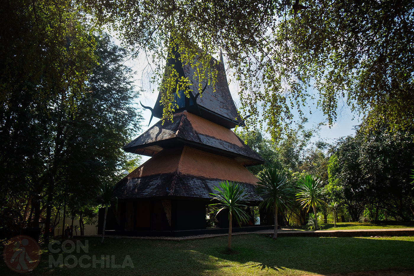 ᐈ Baan Dam, la famosa casa negra de Chiang Rai