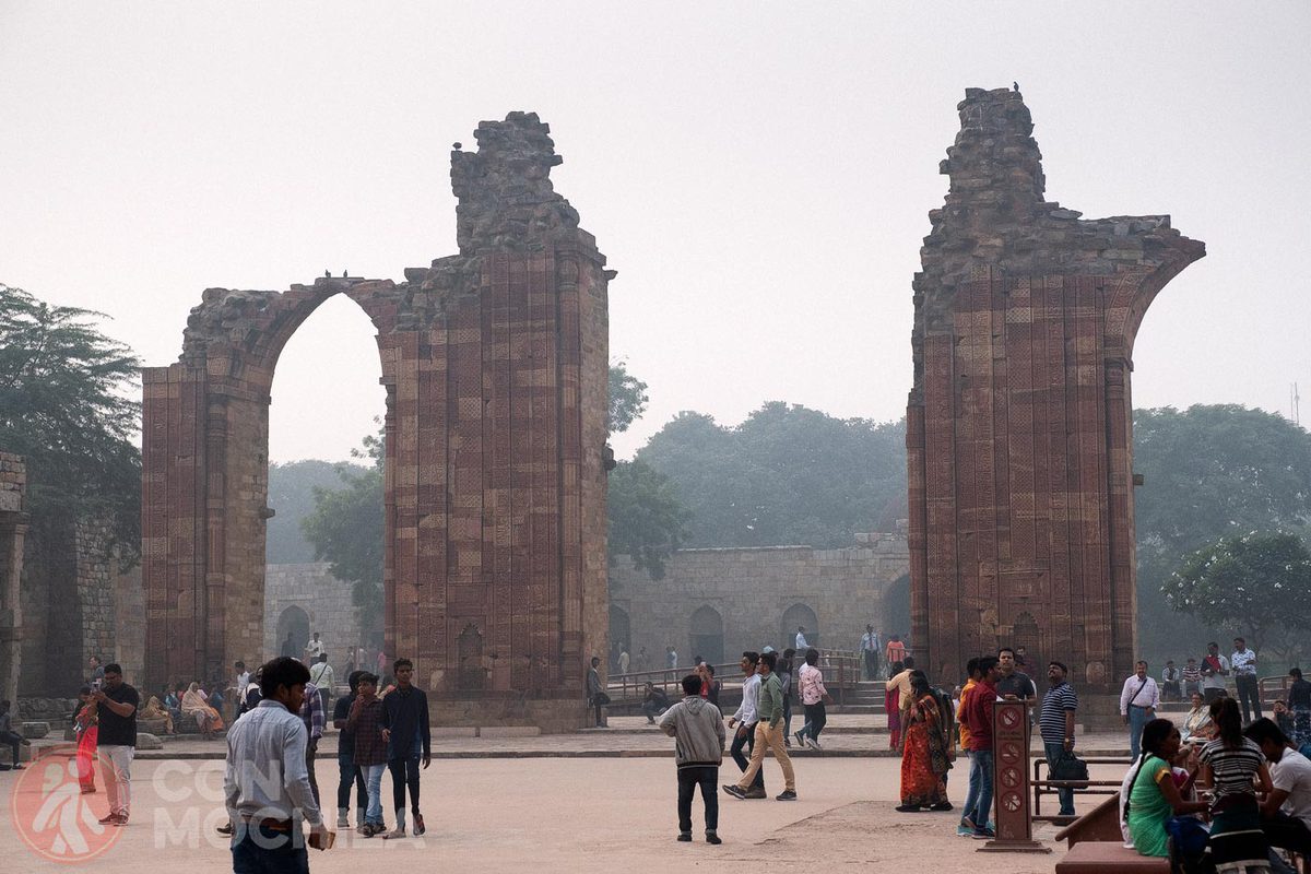 El complejo Qutub y el minarete que observa la ciudad de Delhi