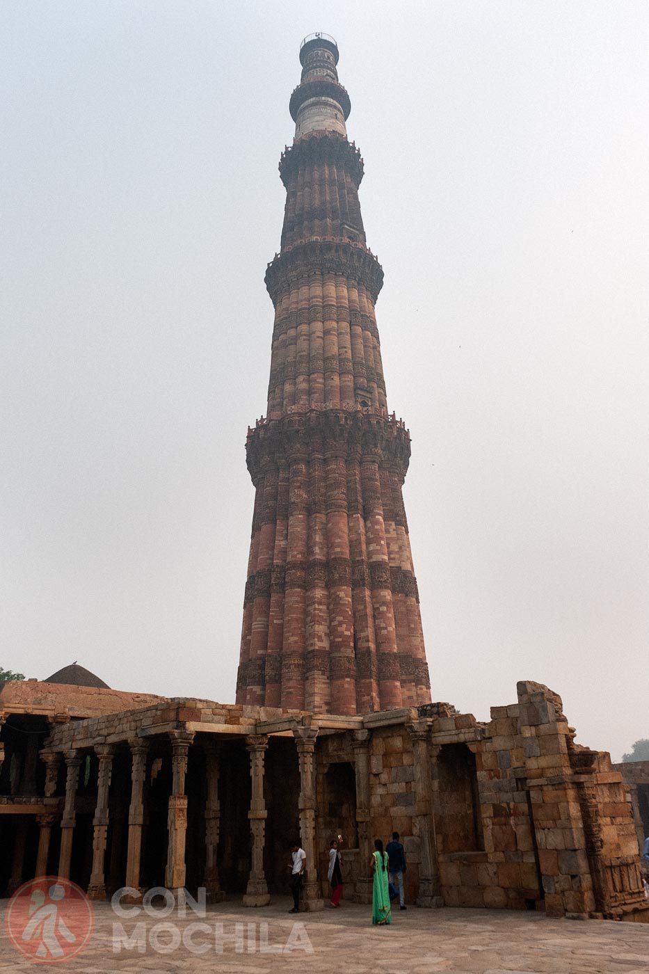 El complejo Qutub y el minarete que observa la ciudad de Delhi