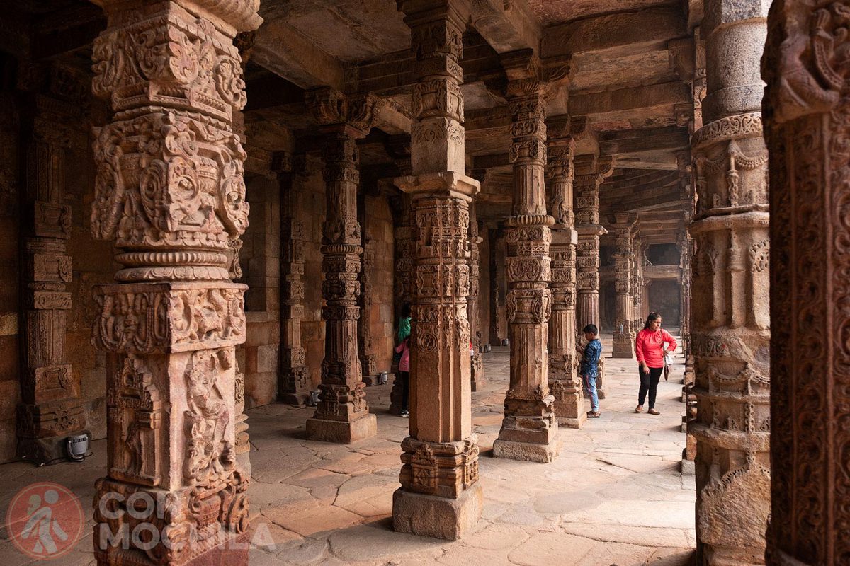 El complejo Qutub y el minarete que observa la ciudad de Delhi