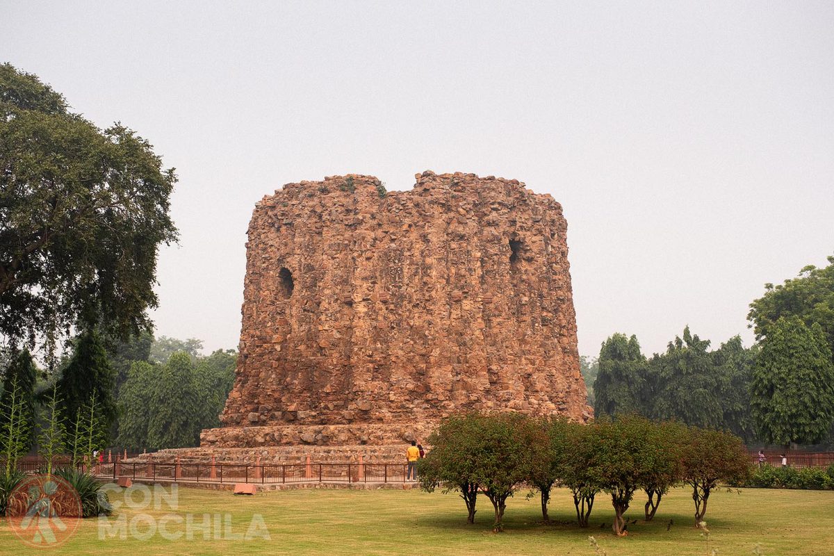 El complejo Qutub y el minarete que observa la ciudad de Delhi