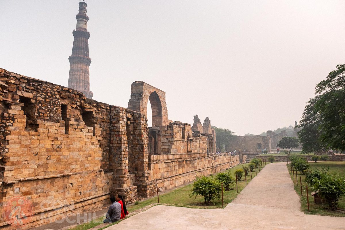 El complejo Qutub y el minarete que observa la ciudad de Delhi