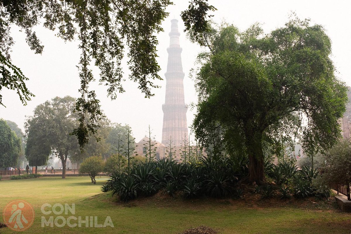 ᐈ El complejo Qutub y el minarete que observa la ciudad de Delhi