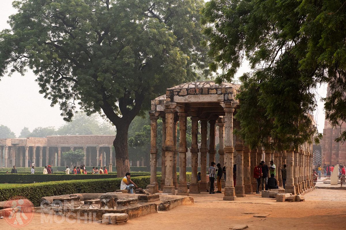 El complejo Qutub y el minarete que observa la ciudad de Delhi