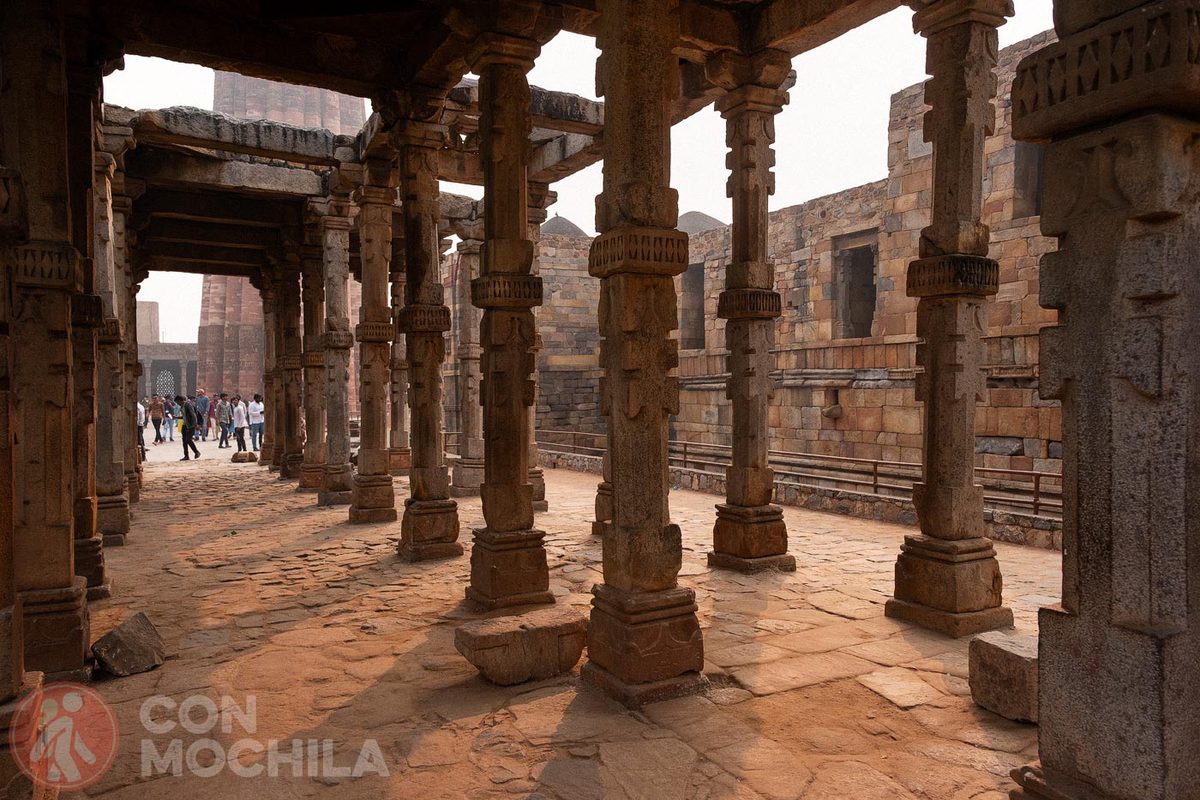 El complejo Qutub y el minarete que observa la ciudad de Delhi