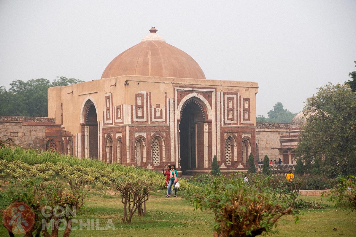 El complejo Qutub y el minarete que observa la ciudad de Delhi