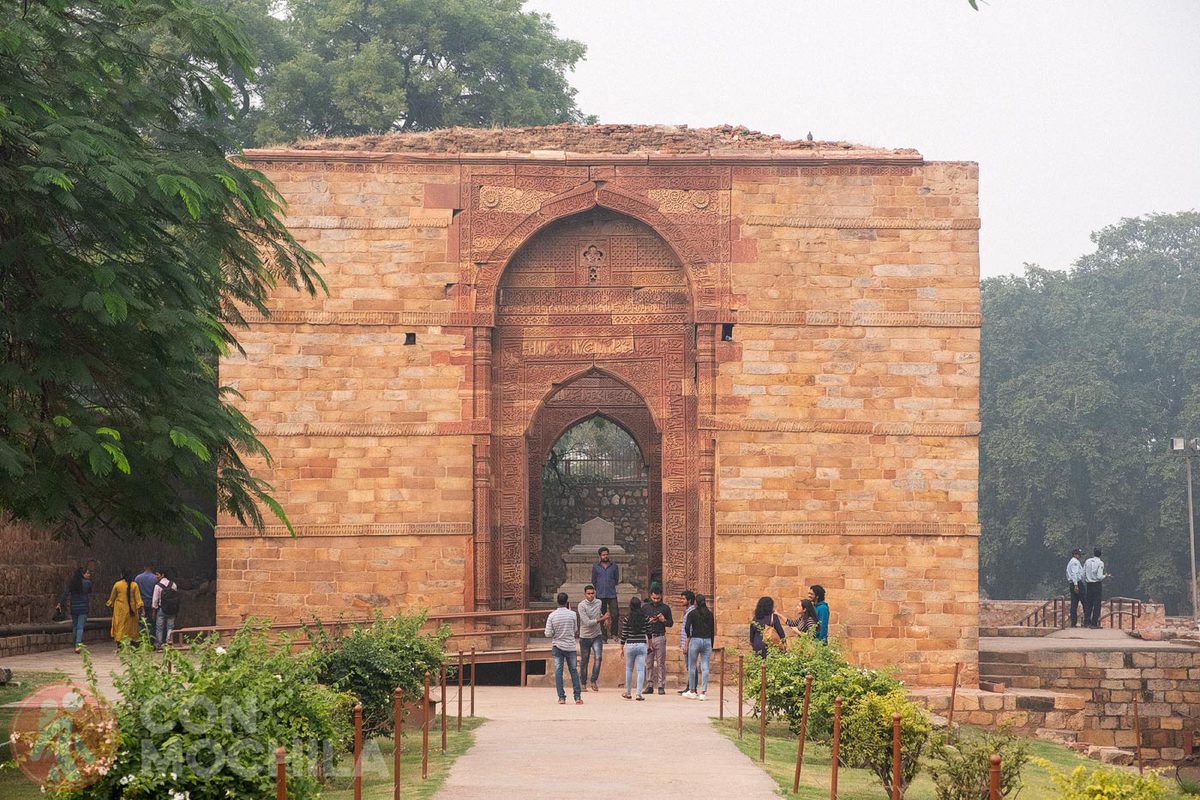 El complejo Qutub y el minarete que observa la ciudad de Delhi